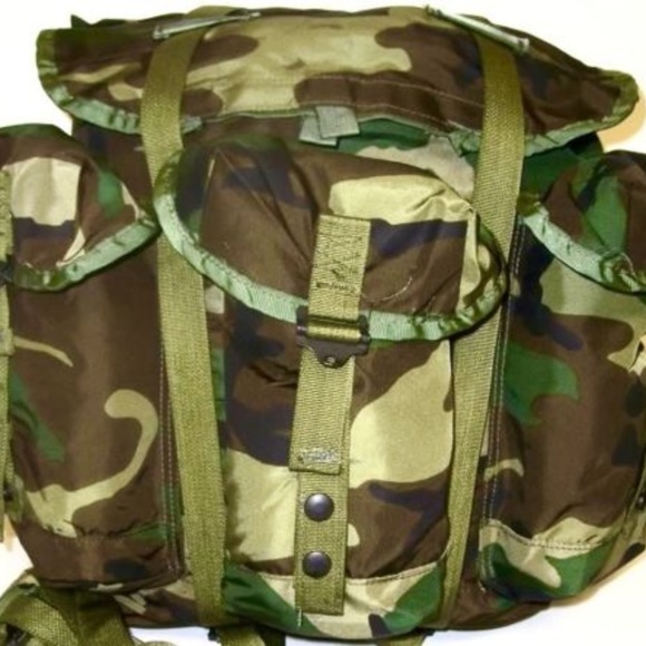 Bags | Vintage Military Woodland Bdu Signal Rucksack 19x18 Nm1376 ...